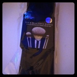 it cosmetics | Makeup | It Cosmetics Travel Brush Set | Poshmark